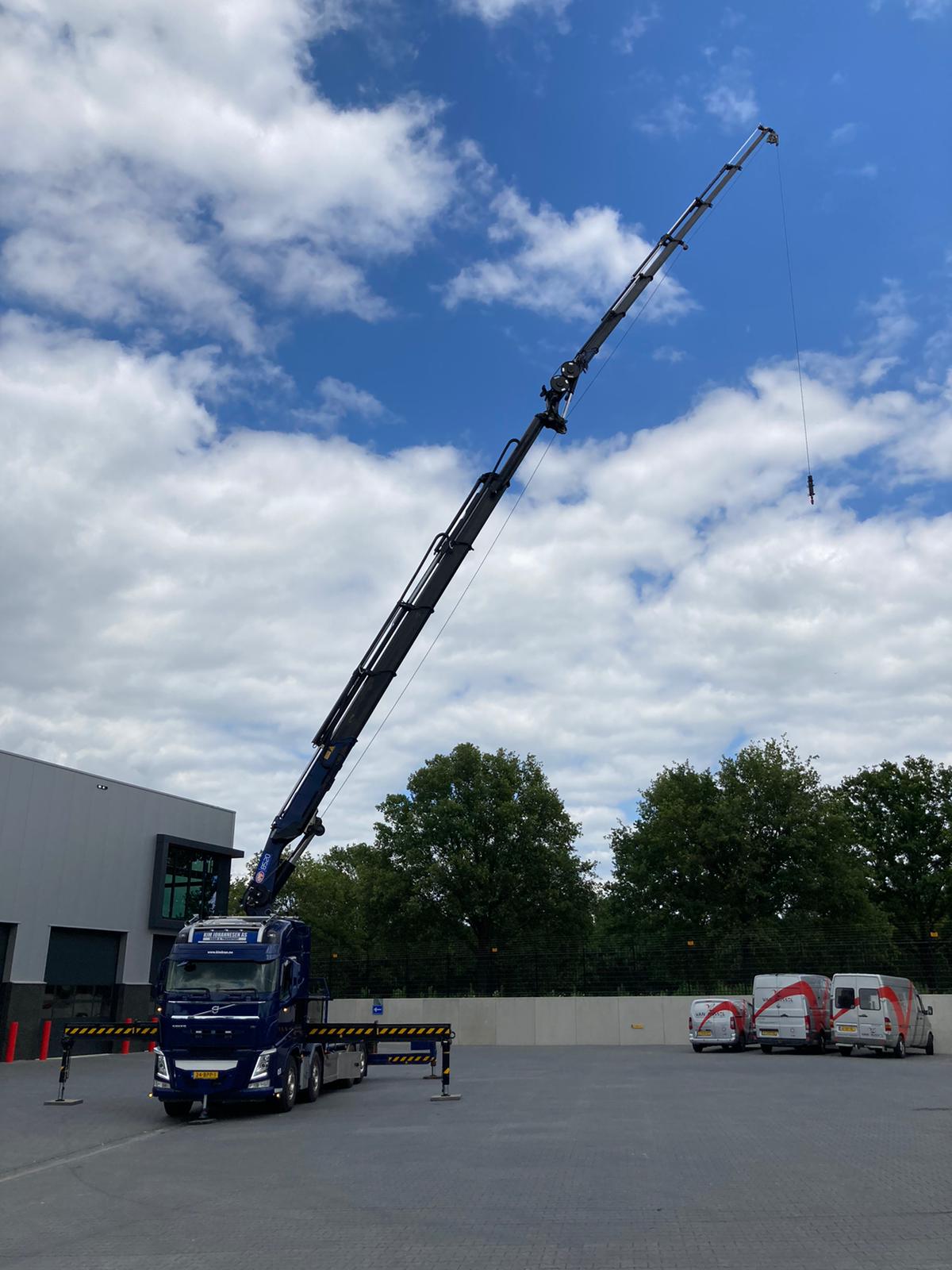 Volvo met HMF 85 ton/meter autolaadkraan - Schepens Kraanverhuur